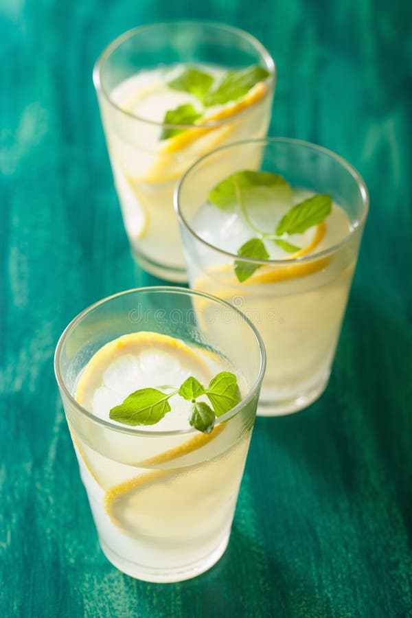 Limonada Fresca Con La Menta En Vidrios Foto de archivo - Imagen de ...
