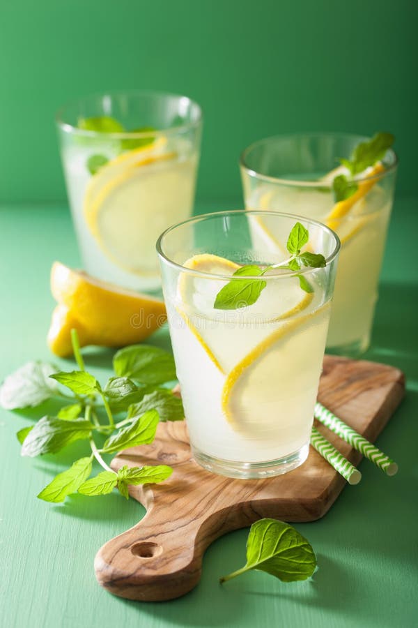 Limonada Fresca Con La Menta En Vidrios Foto de archivo - Imagen de ...