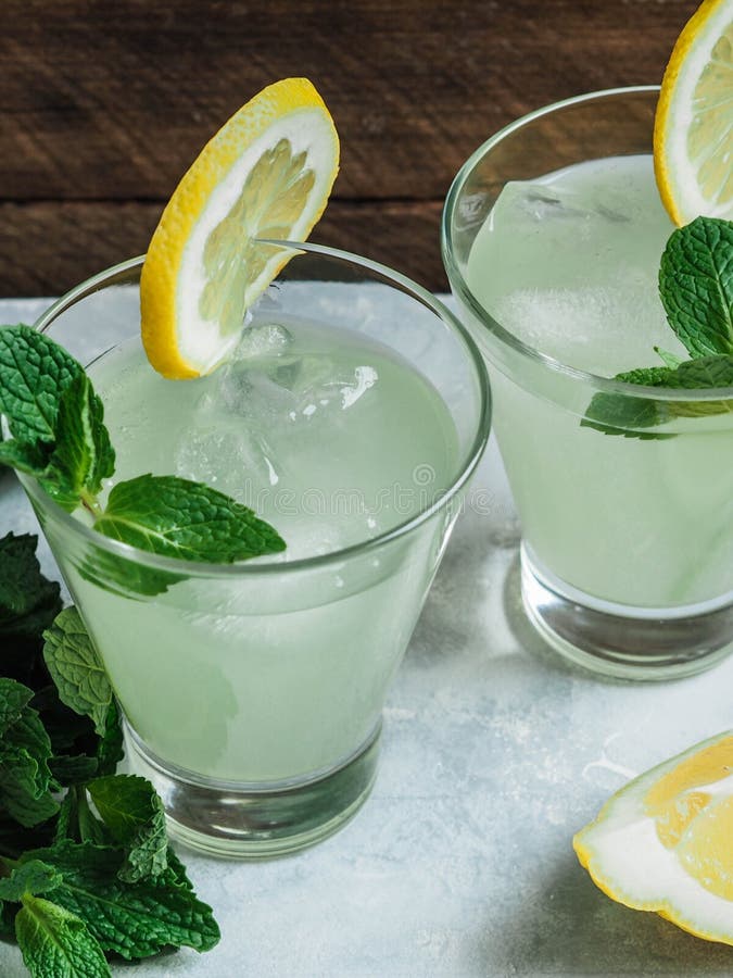 Limonada Fresca Con La Menta En Vidrios Foto de archivo - Imagen de ...