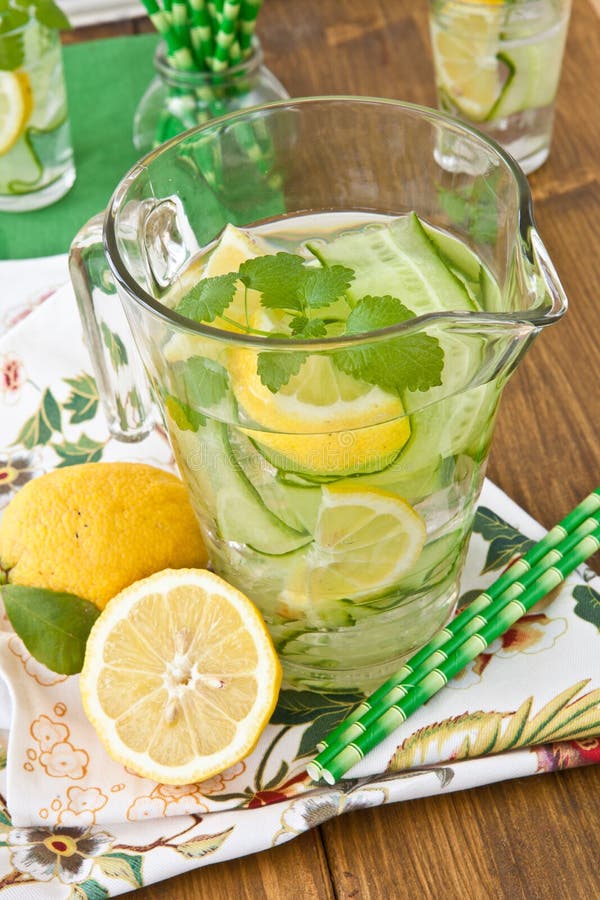 Limonade Avec Le Concombre Et Les Citrons Image stock - Image du floral ...