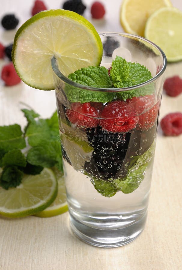 Limonade mit Beeren stockfoto. Bild von diabetes, nahrung - 75522388