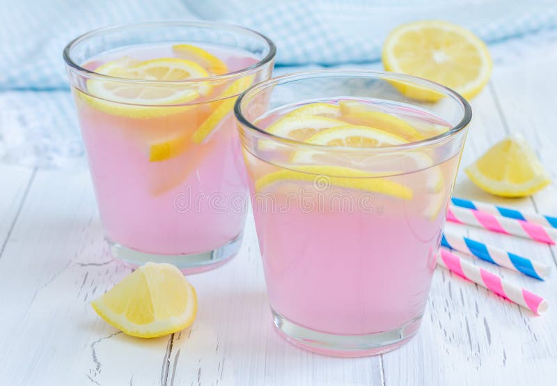Limonade Rose Avec Les Citrons Frais Image stock - Image du ...