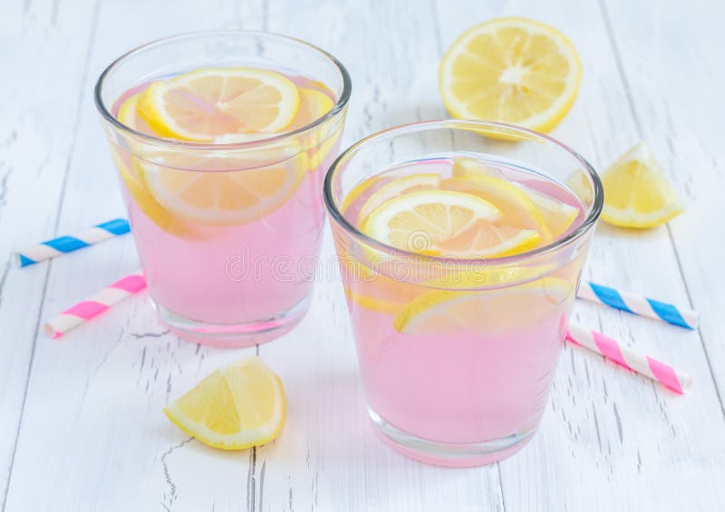 Limonade Rose Avec Les Citrons Frais Image stock - Image du ...