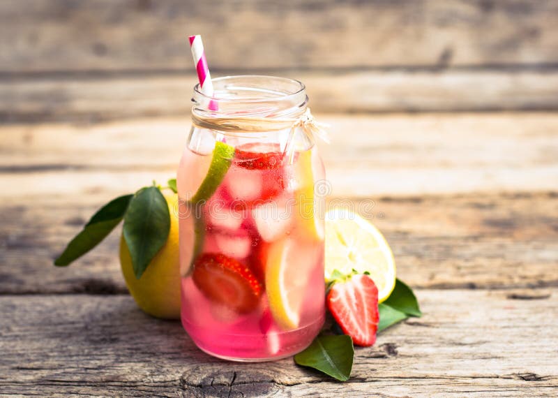 Limonade Rose Fraîche Faite Maison Image stock - Image du fond ...