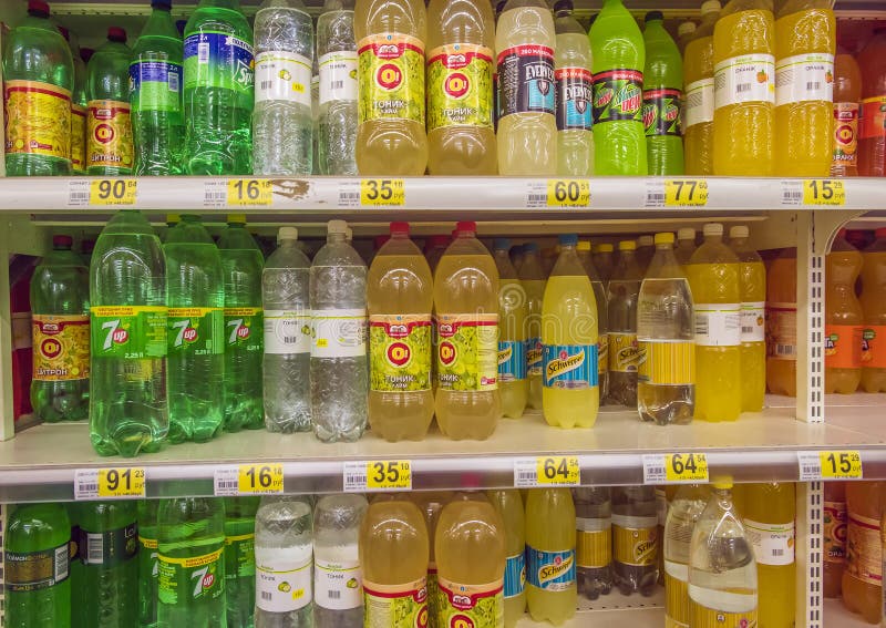 Das Wasser Und Die Limonade Im Supermarkt Redaktionelles Stockbild ...