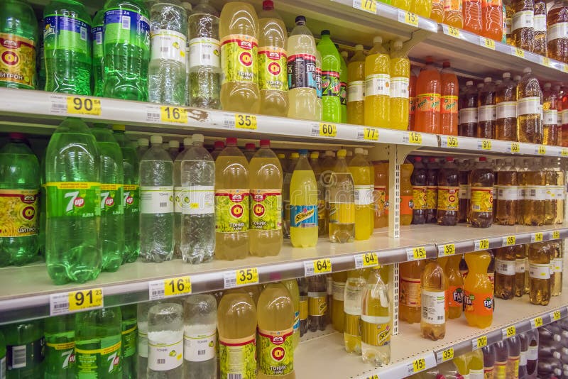 Das Wasser Und Die Limonade Im Supermarkt Redaktionelles Stockbild ...