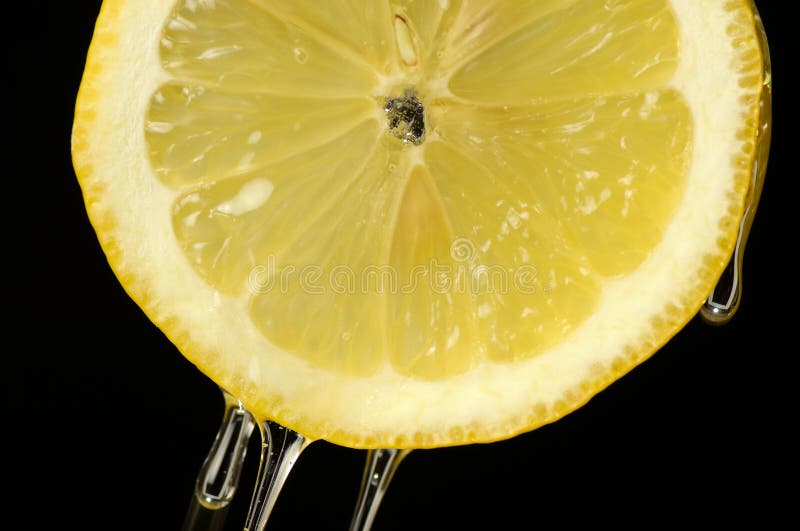 Limone Con Le Gocce Di Spremuta Immagine Stock - Immagine di goccia ...