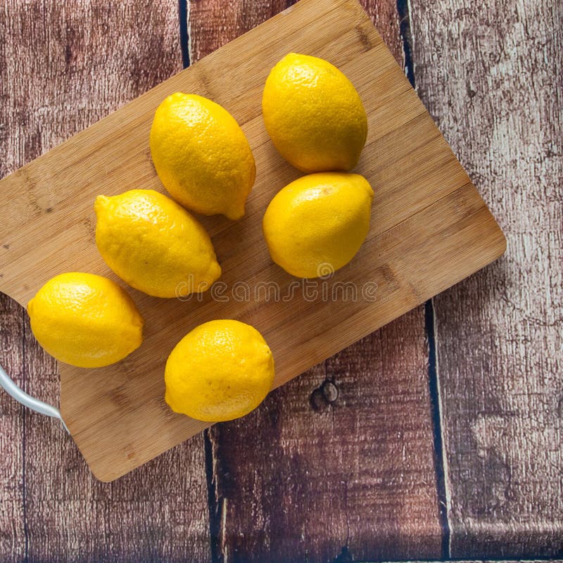 Limones Enteros Y Partidos En Dos Foto de archivo - Imagen de eating ...
