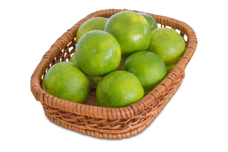 Limones Verdes En Una Cesta De Mimbre Foto de archivo - Imagen de fondo ...