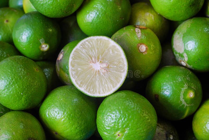 Limones verdes foto de archivo. Imagen de comer, primer - 154454524