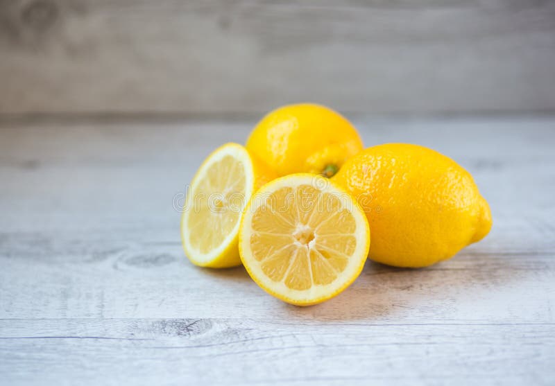 Limoni immagine stock. Immagine di pieno, frutte, chiaro - 49796337