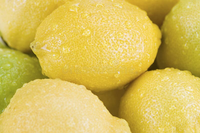 Limone Con Le Gocce Di Spremuta Immagine Stock - Immagine di goccia ...