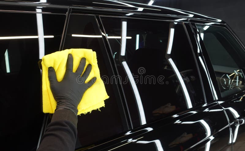 Limpiando un coche limpio imagen de archivo. Imagen de limpio - 208403463