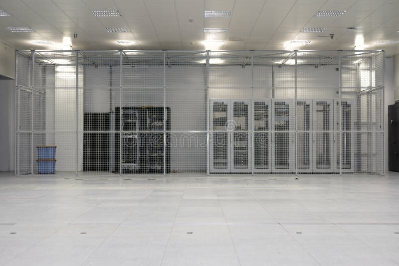 Limpie El Interior Industrial De Un Cuarto Del Servidor Foto de archivo ...