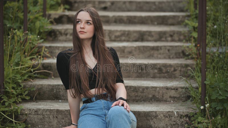 Linda Chica Posando Sentada En Las Escaleras. Imagen de archivo ...
