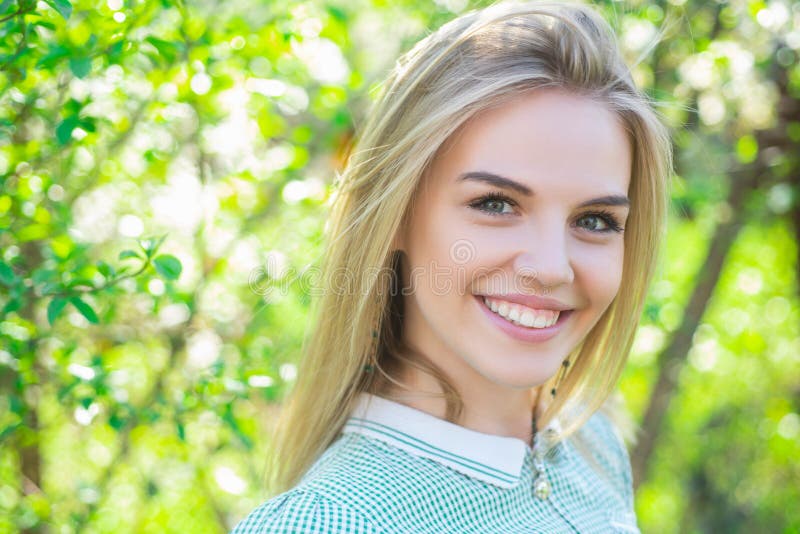 Linda Joven Primavera Mujer Chica Con Fondo De Flor. Mujer Sonriente De ... Linda Joven Primavera Mujer Chica Con Fondo De Flor. Mujer Sonriente De ...