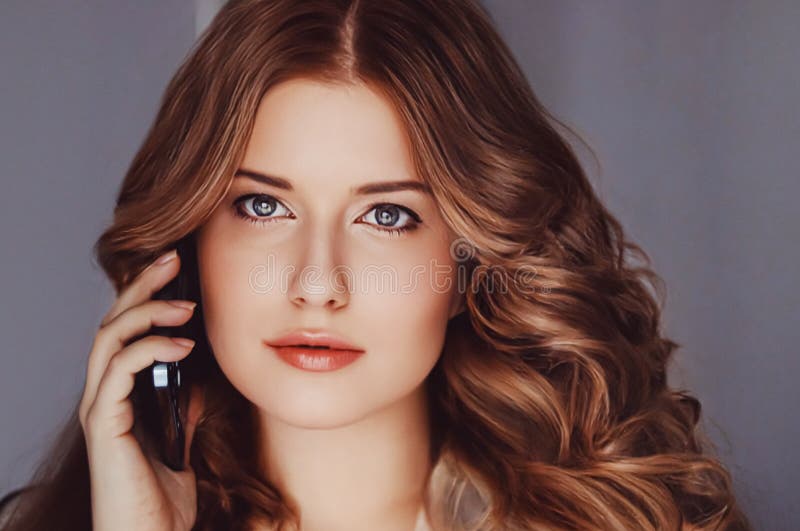 Linda Mulher Ligando E Conversando No Telefone Celular Imagem de Stock ...