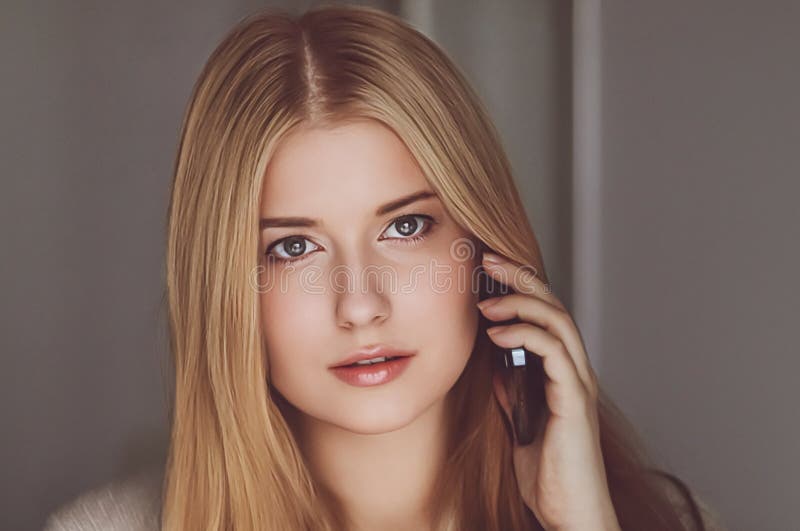 Linda Mulher Ligando E Conversando No Telefone Celular Foto de Stock ...