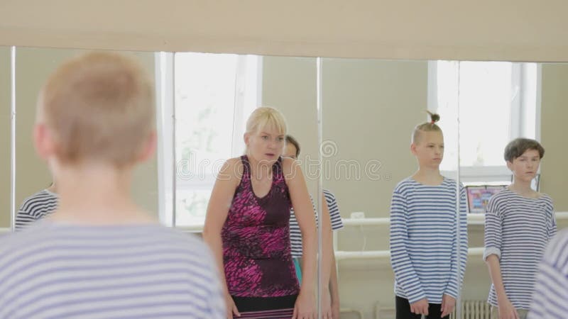 Lindas Crianças Aprendem Pantomímica No Teatro De Pantomima. Filme ...