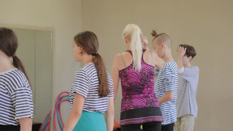 Lindas Crianças Aprendem Pantomímica No Teatro De Pantomima. Video ...