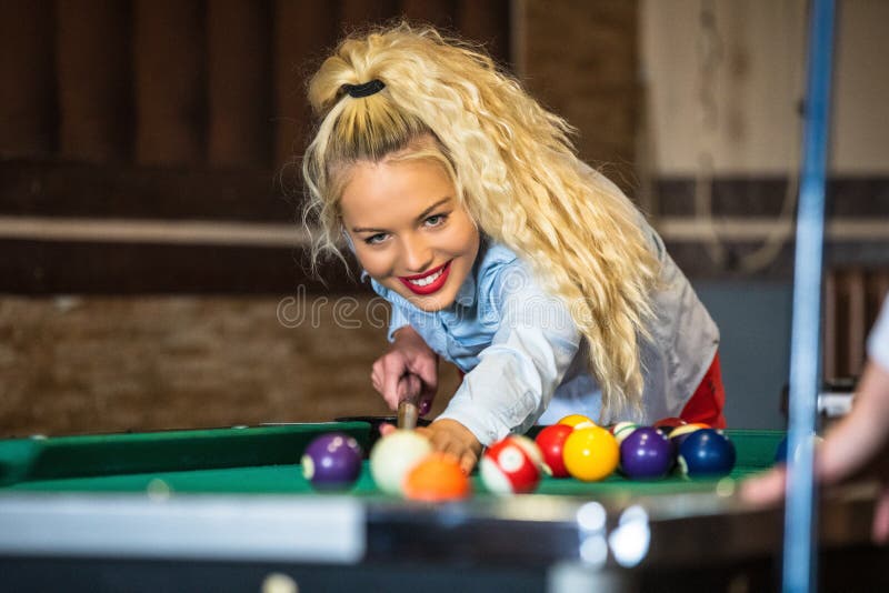 Lindas Mulheres Loiras Sorrindo Tocando Bilhar Foto De Stock Imagem