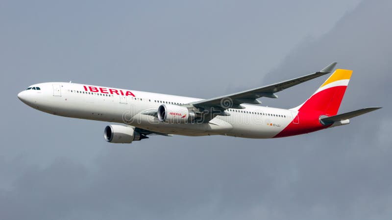 Aereo Di Linea Aerea Di Iberia Che Vola Su Nel Cielo Immagine Stock ...