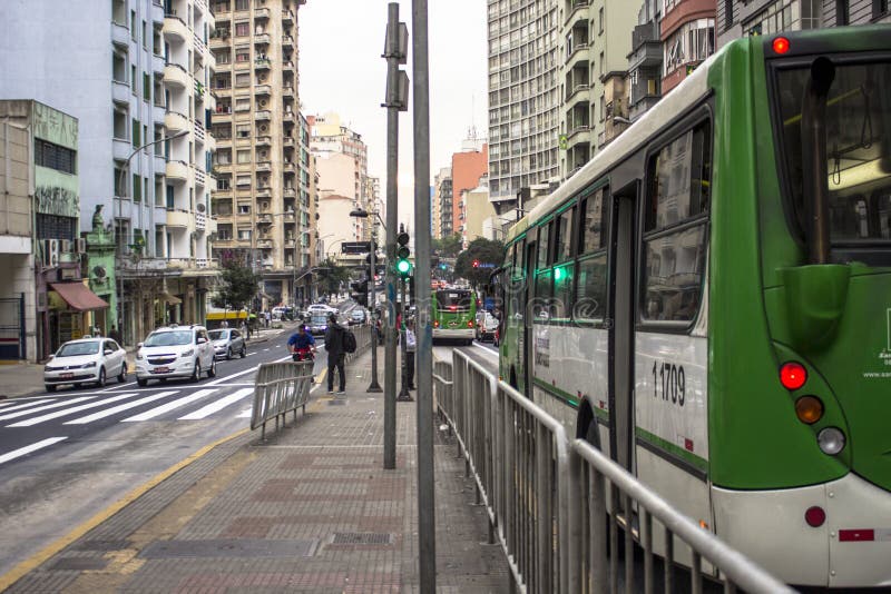 Linea di autobus fotografia stock editoriale. Immagine di prospettiva ...