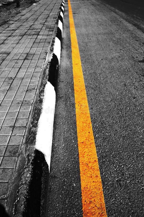 Linea Gialla Del Bordo Sulla Strada Fotografia Stock - Immagine di ...