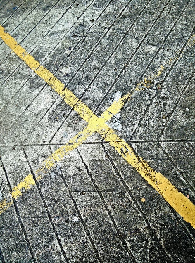 Linee Gialle Trasversali Sulla Strada Fotografia Stock - Immagine di ...