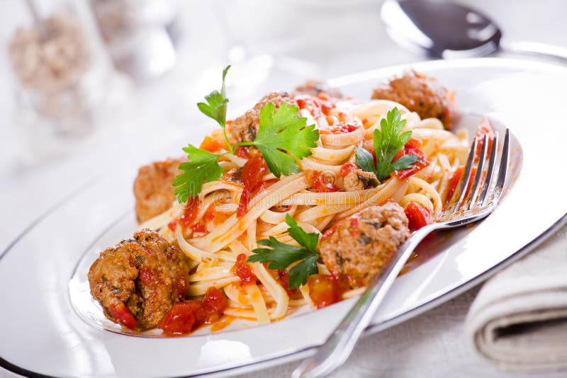 Linguine Con Le Polpette, La Salsa Al Pomodoro Ed Il Prezzemolo ...
