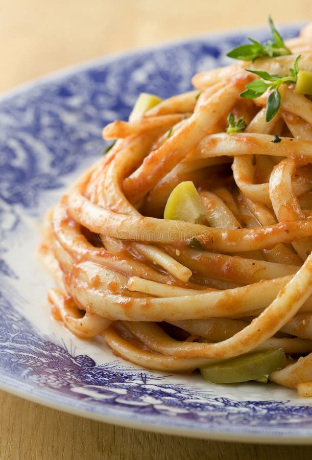 Linguine Pasta with Chicken Stock Image - Image of sauce, linguini: 5478633