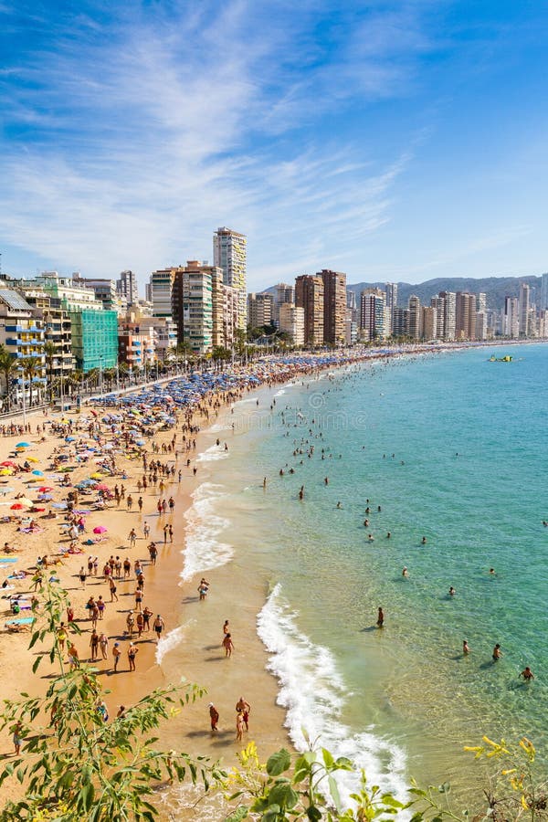 Linha Da Praia Em Benidorm Com Os Povos Que Nadam Foto Editorial ...