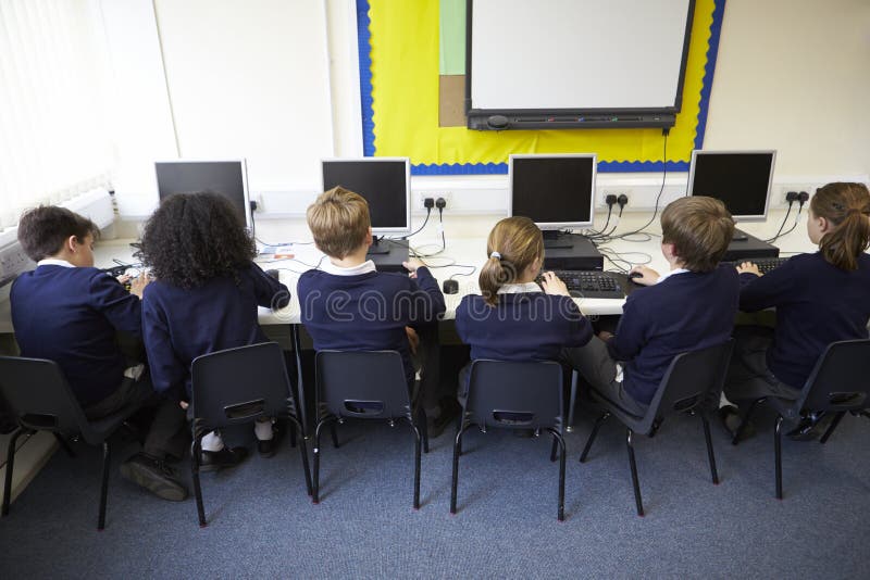Linie Von Kindern in Der Schulcomputer-Klasse Stockfoto - Bild von ...