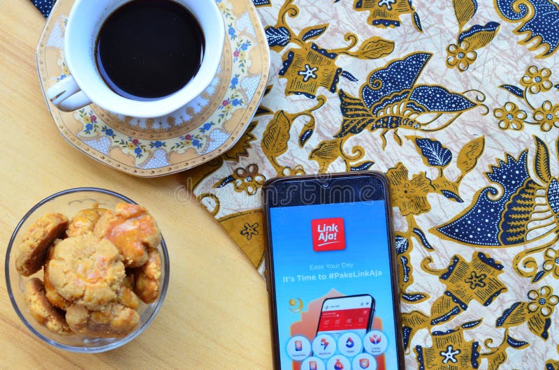 Link Aja En Smartphone Popular E Wallet En Indonesia Foto de archivo ...