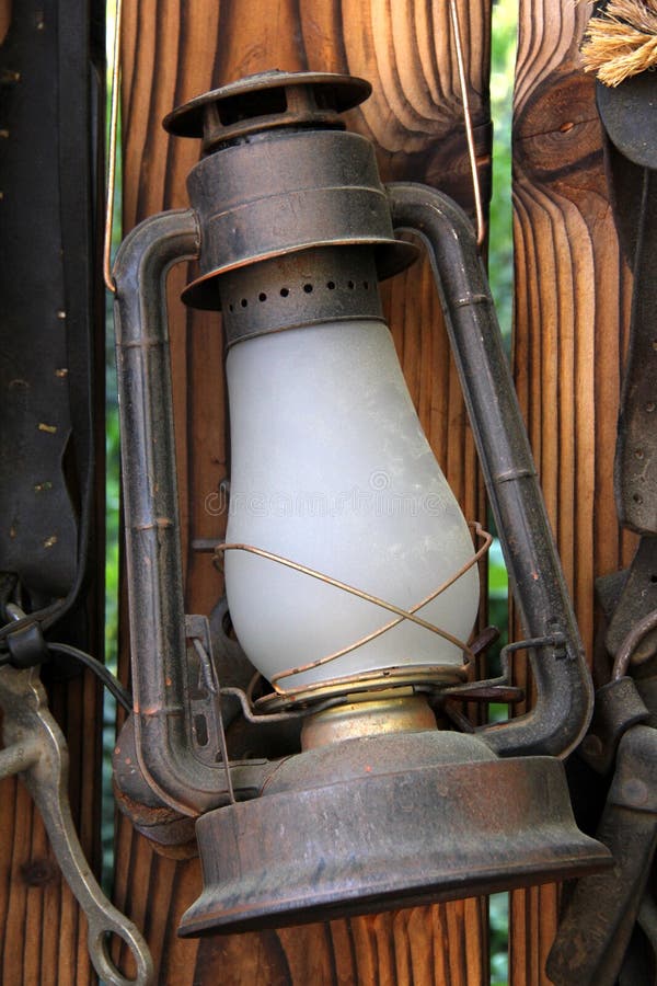 Linterna Antigua En La Pared De Un Antiguo Castillo Con Batallas En El ...