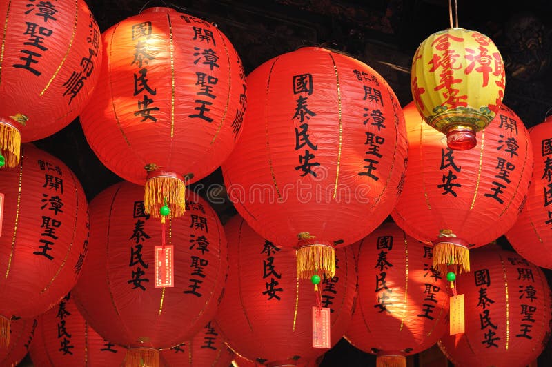 Linterna china foto de archivo. Imagen de oscuro, rojo - 25557588