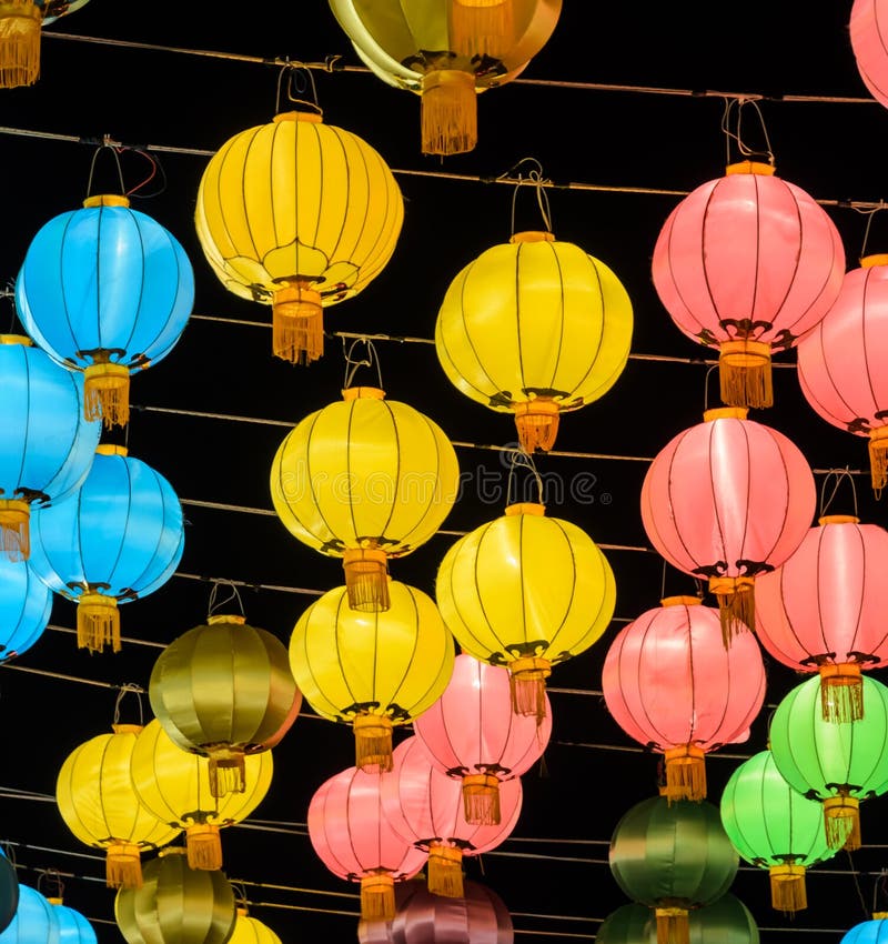Linterna China Colorida Iluminada En La Noche Foto de archivo - Imagen ...