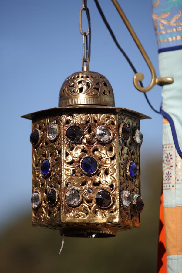 Linterna roja colgante foto de archivo. Imagen de nuevo - 54508700