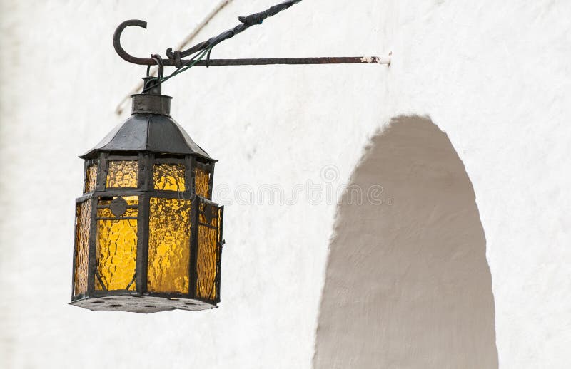 Linterna Del Vintage Que Cuelga Sobre Entrada Arqueada. Imagen de ...
