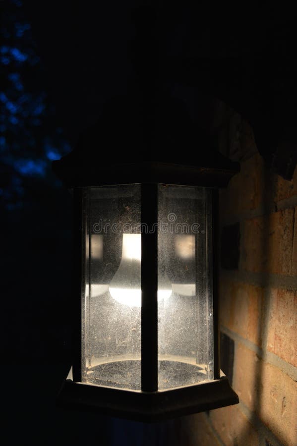 Linterna Encendida En La Noche Foto de archivo - Imagen de llamas ...