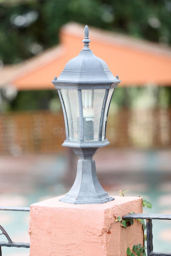 Linterna negra de moderno. foto de archivo. Imagen de metal - 39687058