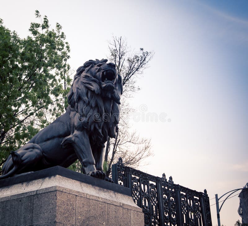 Lion Statue à Mexico image stock. Image du extérieur - 113515183