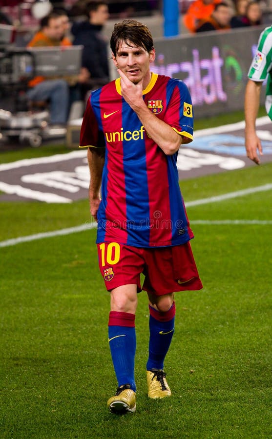 Leo Messi Shooting a Free Kick Editorial Stock Image - Image of stadium ...