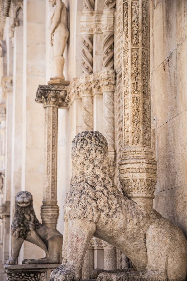 Lions En Pierre De La Renaissance Photo stock - Image du chrétien ...