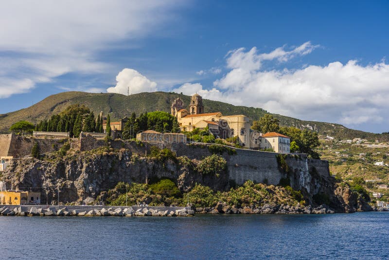 Lipari Wyspa, Włochy, Piękny Widok Na Vulcano Wyspie Od Lipari Wyspy ...