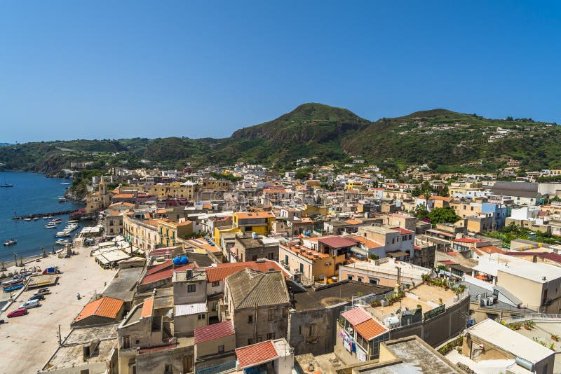 Liparihaven Op Het Eiland Van Lipari, Sicilië Stock Afbeelding - Image ...