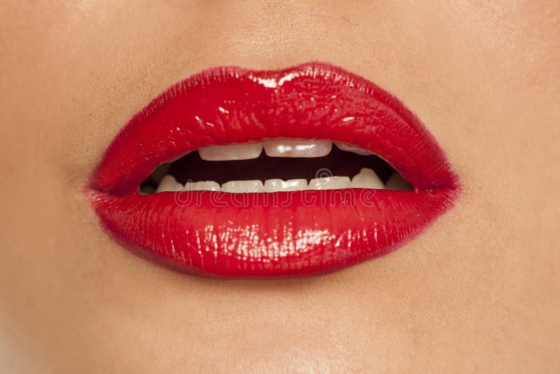 Lippen Met Rode Lippenstift Stock Afbeelding - Image of sluit, meisje ...