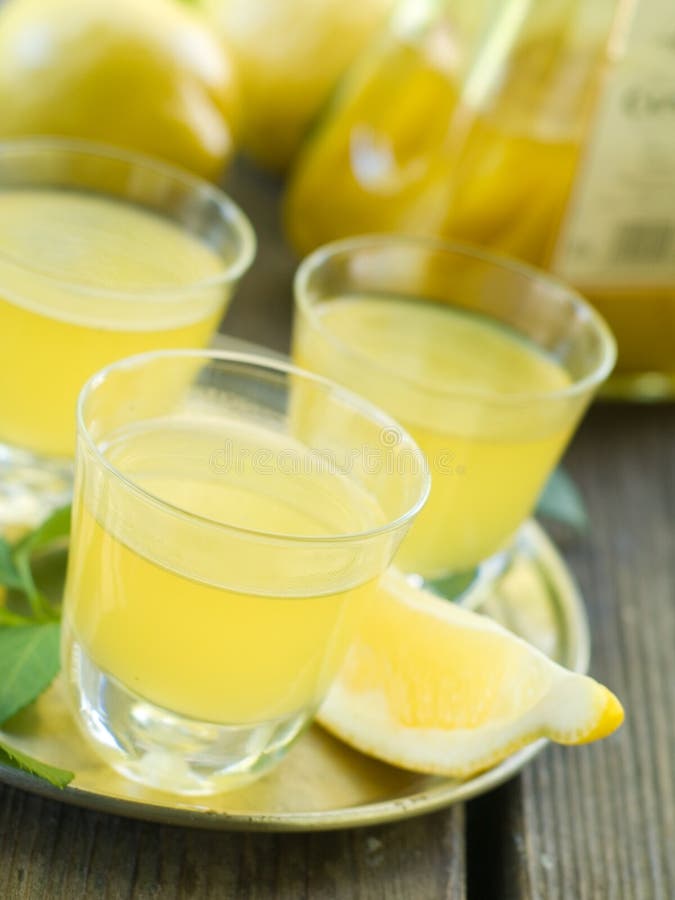 Liqour De Citron (limoncello) Image stock - Image du été, nature: 26474635