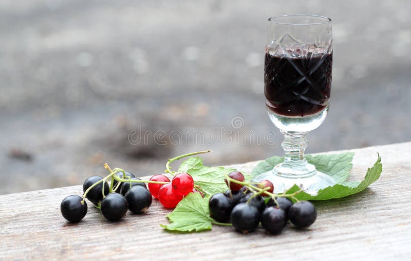 Liqueur De Groseille Rouge Dans Le Verre Image stock - Image du fond ...