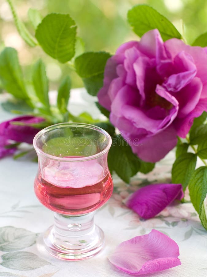 Liquore di Rosa fotografia stock. Immagine di aperitivo - 31915946